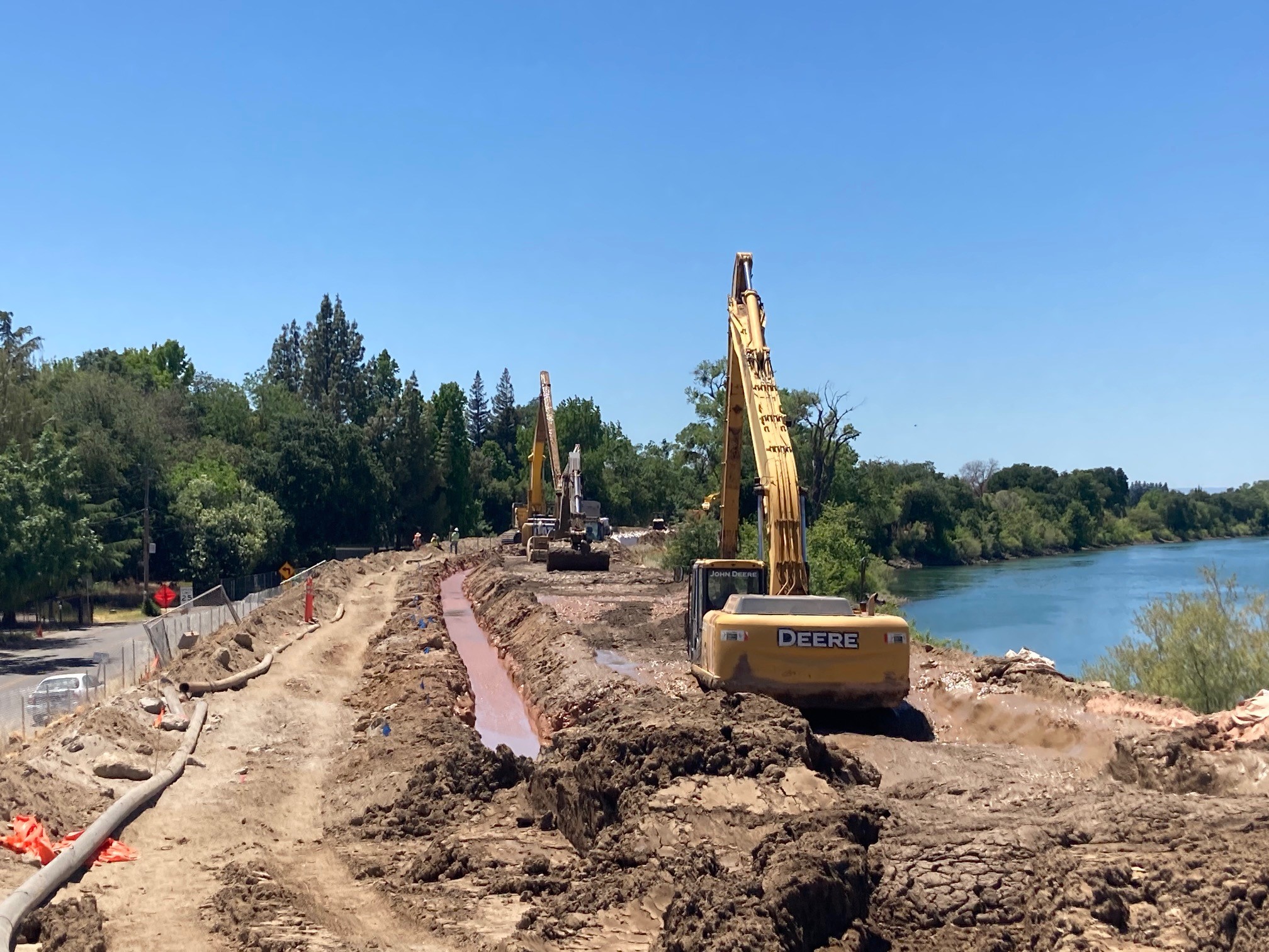 Splitting a levee to make it stronger: Installing cutoff walls ...