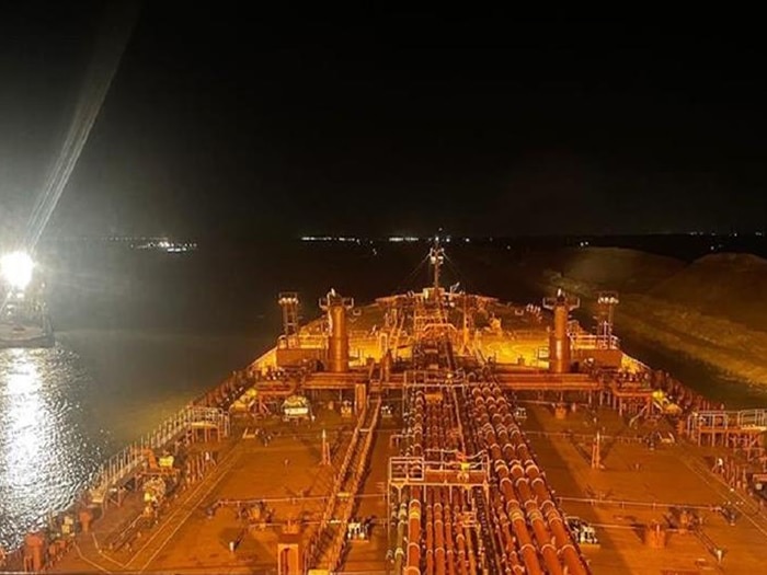 Tanker Blocks Suez Canal But Not For Long Dredgewire Dredgewire