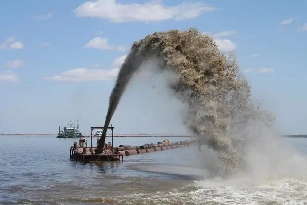 Maritime union urges FG to prioritise dredging of ports - DredgeWire ...