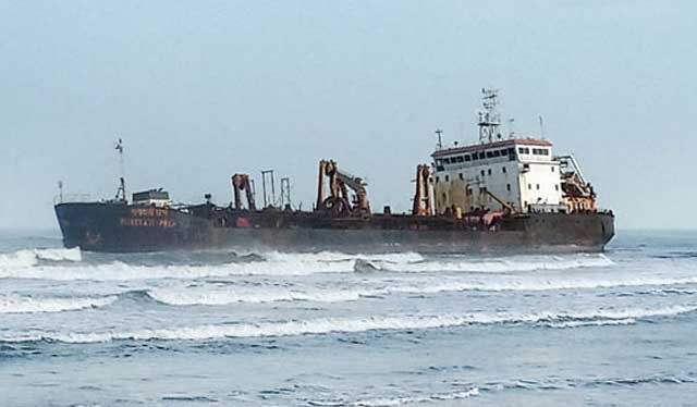 Mangaluru: ‘Bhagwati Prem’ dredger breaking process begins at ...