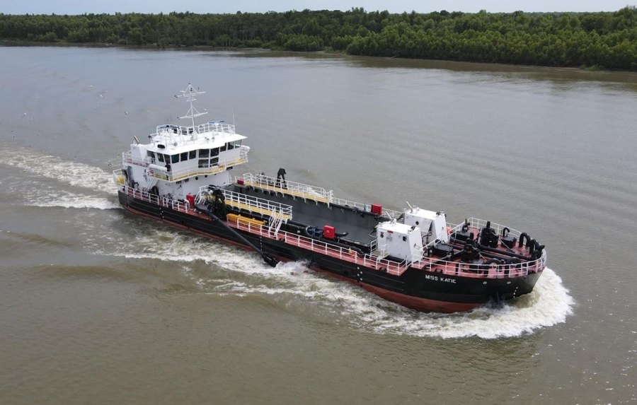Vessel Review | Miss Katie – Shallow-Draught Dredger Built For North ...