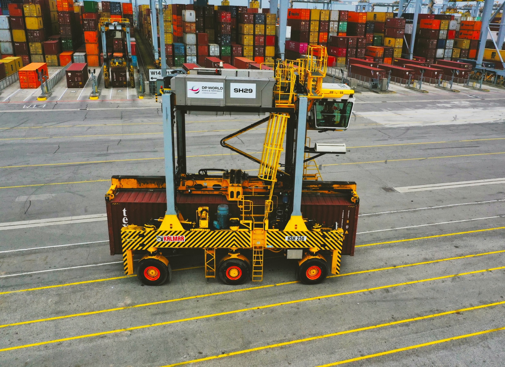 World First For Ports Sector As DP World Invests £12M In Fully Electric ...