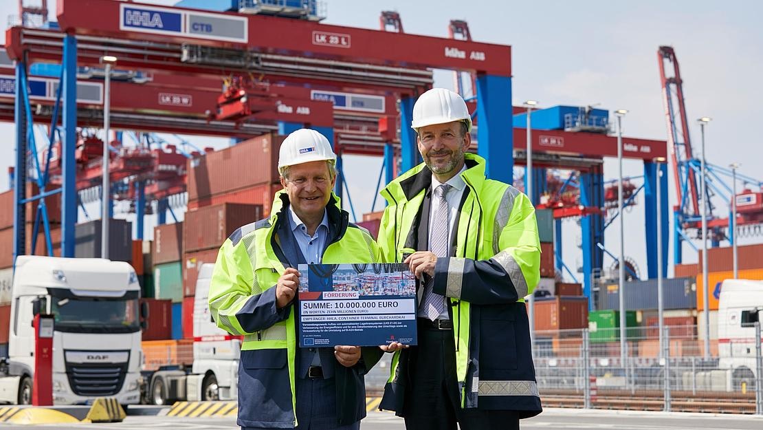Eco storage cranes optimise HHLA terminal - DredgeWire : DredgeWire
