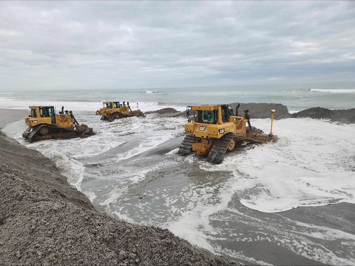 The Dutra Group’s Hopper Dredge Stuyvesant dredging material from Cape ...