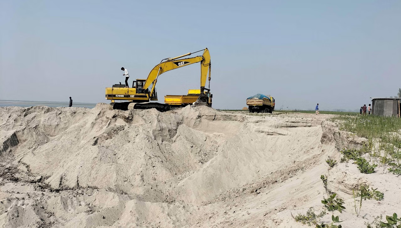 AL leader blamed for lifting sand from Jamuna - DredgeWire : DredgeWire