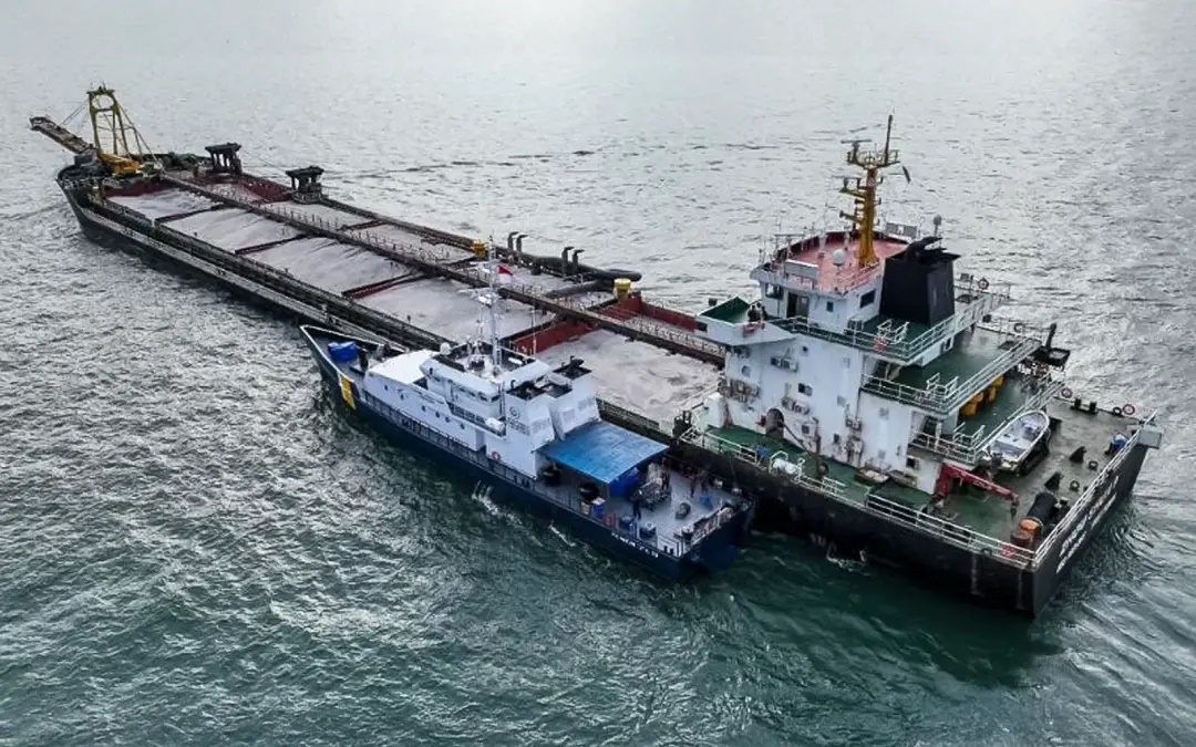 2 sand dredgers flying Malaysian flag held in Indonesia - DredgeWire ...