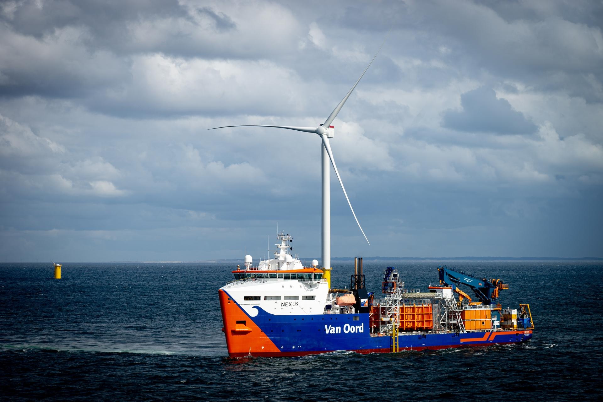 Heavy lift installation vessel Svanen installs first monopile at Baltic ...