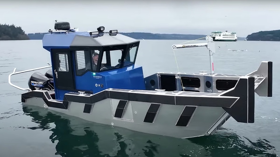 VESSEL REVIEW | Compact landing craft workboat for construction ...
