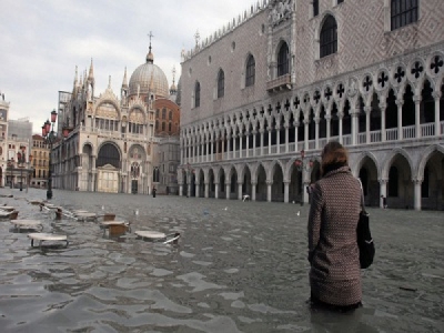 Can a Massive Barrier Save Venice from Drowning? - DredgeWire : DredgeWire